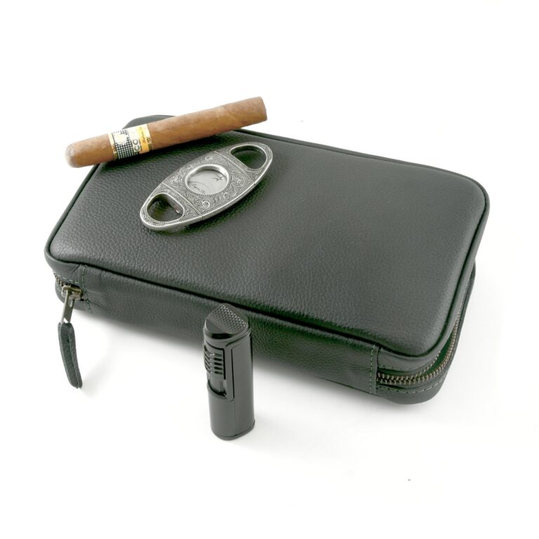 Emerald Green Cigar Case | Keep all your essentials in one hand.